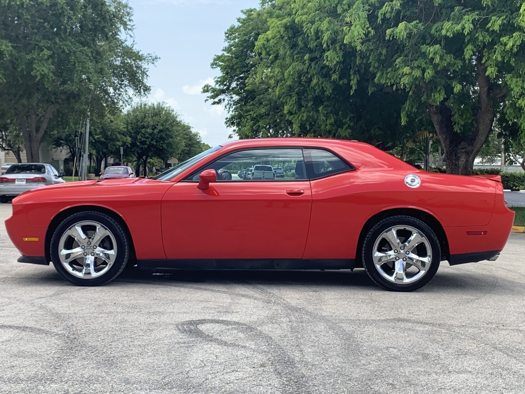 In Network Pre Owned 2014 Dodge Challenger Sxt Rwd 2d Coupe